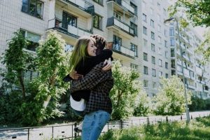 23 Different Types of Hugs And What They Mean - Millennialships Dating